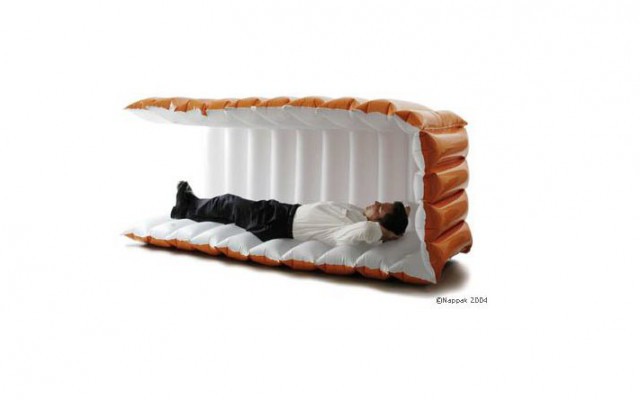 オフィスで快適すぎる仮眠がとれる簡易ベッド「Nappak」